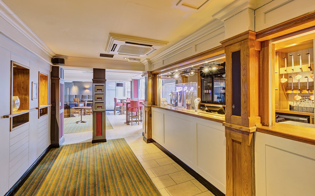 Poznávací zájezd Londýn letecky - Hotel Premier Inn Putney Bridge ...